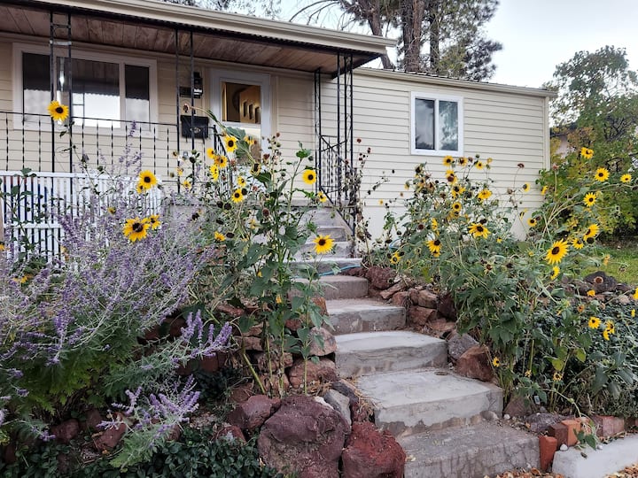 Atomic City Cosmic Retreat - Pet Friendly! - Los Alamos, NM