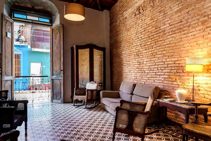 Luxury Colonial House With Great Location & Wi-fi! - Cuba