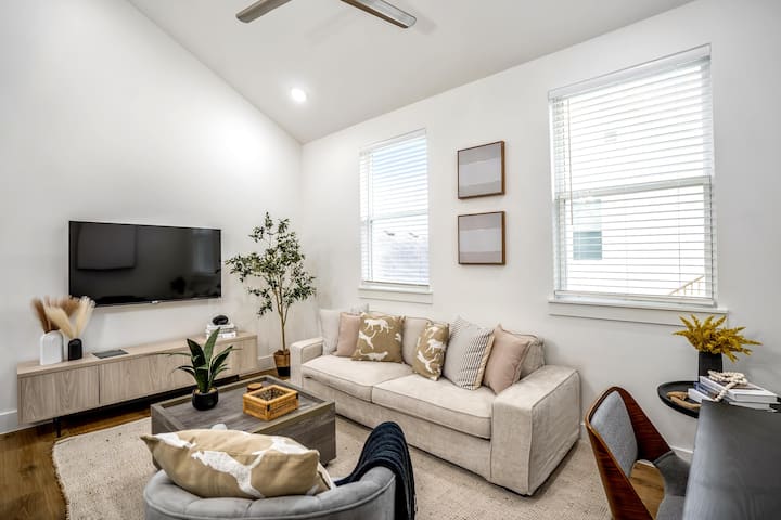 Nestled Nook Bungalow #7033a @East End Revitalized - Houston, TX