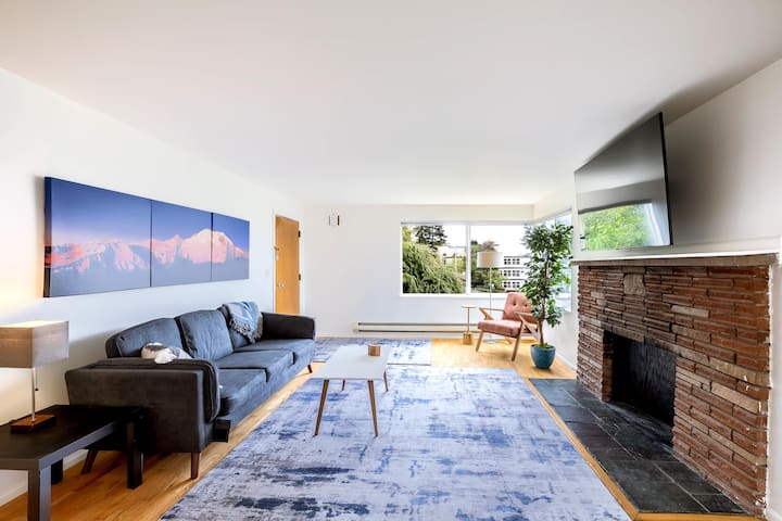 Queen Anne Mid Century Apartment - Seattle, WA