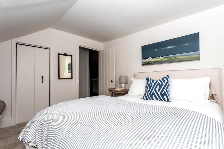 Simple Downtown Comfort - Owen Sound