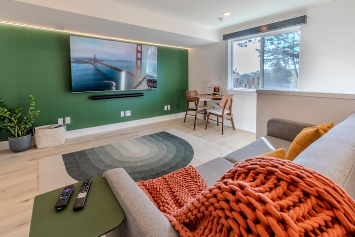 Sunnyside Cinema: King Bed + 2 Twin, 2 Desks, Yard - Presidio of San Francisco - San Francisco