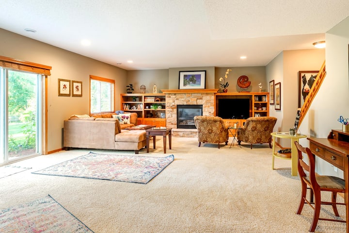 Sanctuary Pond-view Living Close To City - Farmington, MN