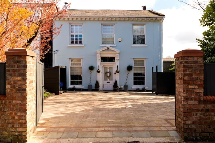 Spacious Georgian Family Home With Walled Garden - Liverpool, UK