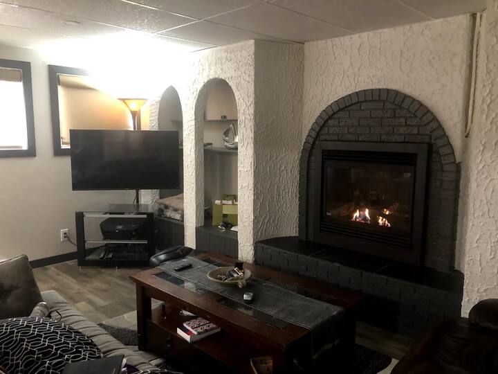 Sunrise Suite - Fireplace, King Bed, Kitchen, Bath - Red Deer