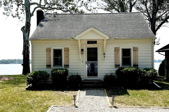 Cozy Original Cottage Right On Whitmore Lake - Brighton, MI