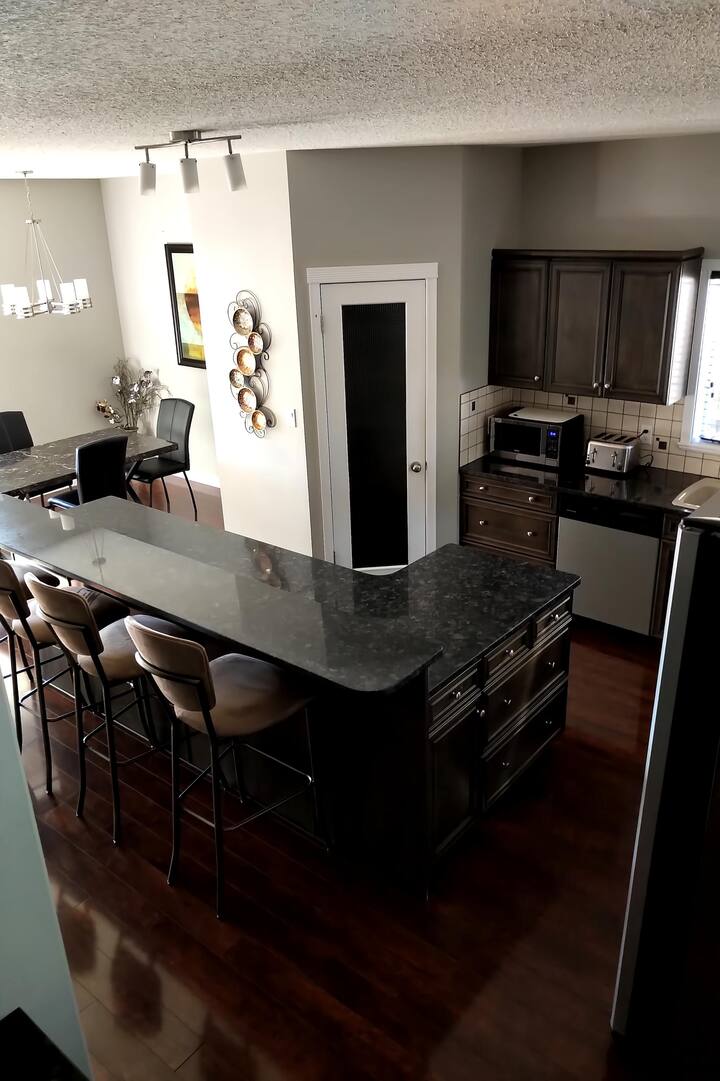Riverbend Retreat - Medicine Hat