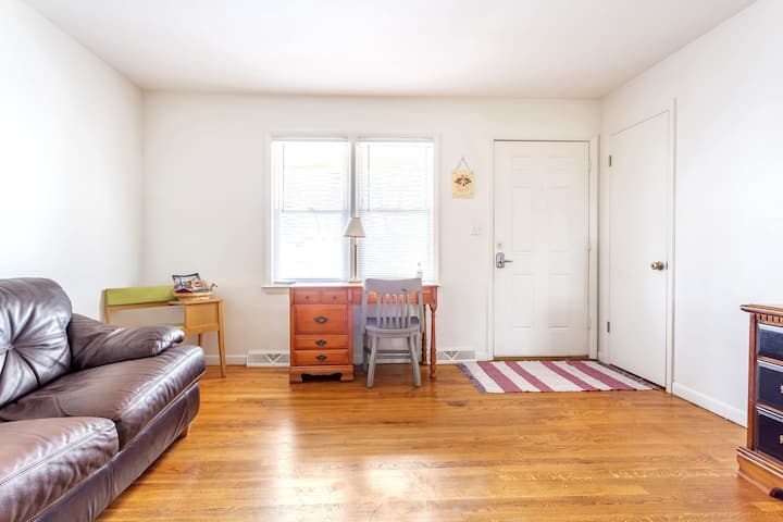 Cozy, Private Unit W/ Off Street Parking. - Independence, MO