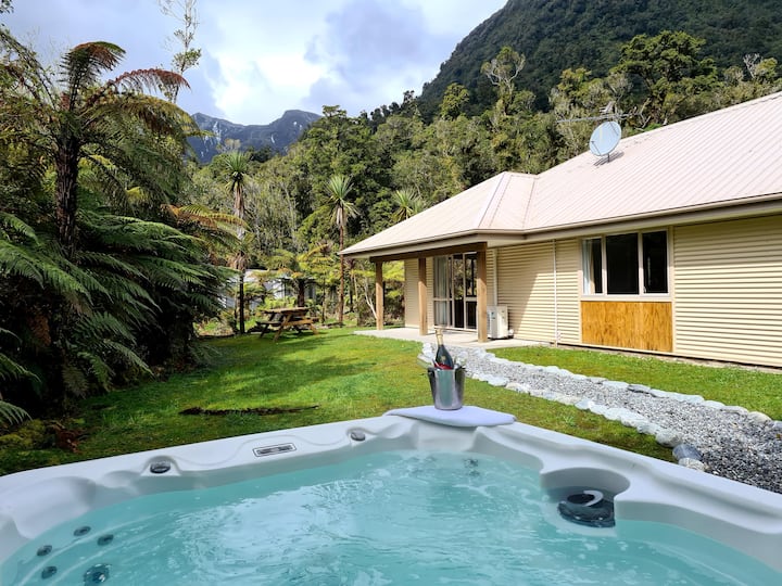 ★Central 3 Br House W/ Hot Tub★ - Franz Josef / Waiau