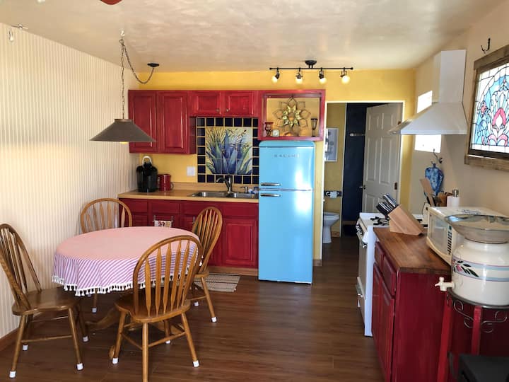Artsy 2 Bd Apt With Large Private Hotsprings Tub - Truth or Consequences, NM