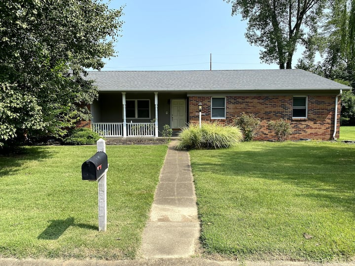 Quiet Newburgh Home, Minutes From Riverfront Walk - Newburgh, IN