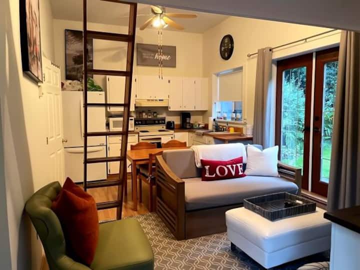 Charming Character Suite Near Downtown Courtenay - Courtenay, BC, Canada
