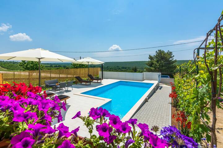 Holiday Home With Heated Pool - Galešnjak