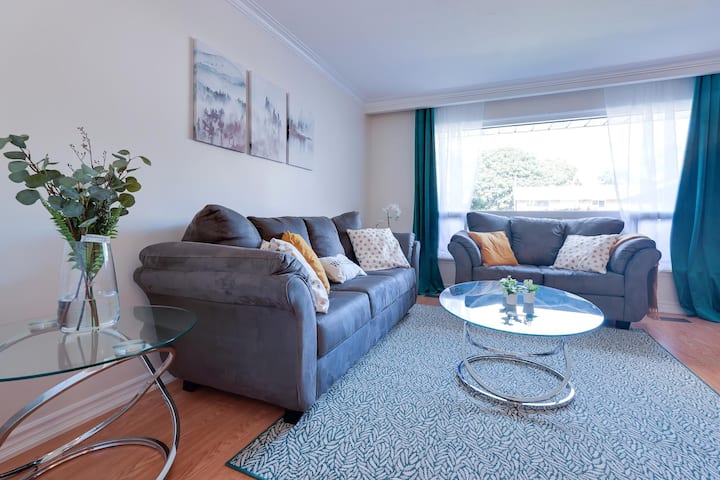 Beautiful Stylish Home - Ajax