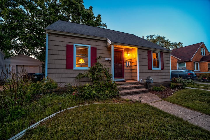 Lovely Lakeside Retreat - Muskegon, MI