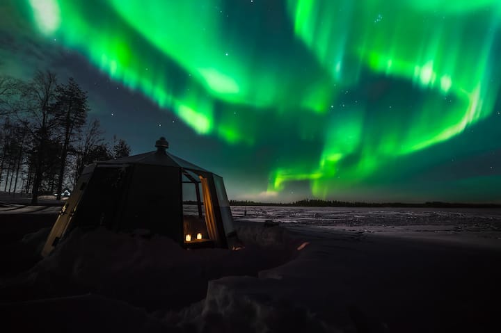 Luxury Aurora Glass Igloo, Hot Tub & Sauna Cottage - Rovaniemi