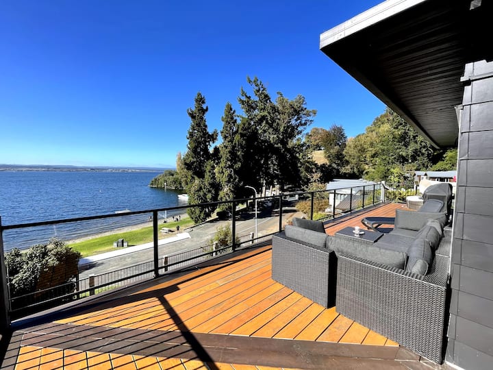 Lake Front Bach In Acacia Bay - 