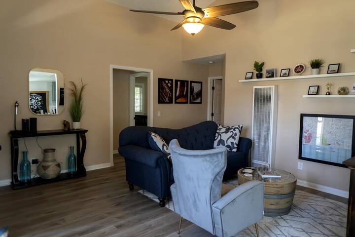 Sleek 3 Br / 2 Ba + Garage Parking. Book Now! - South Gate, CA