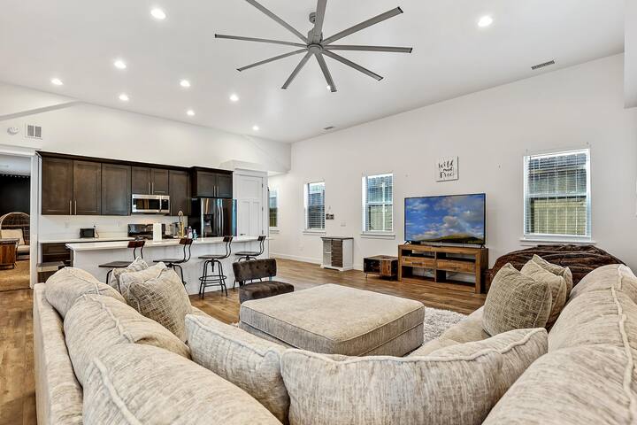 Modern 2 Bedroom - Free Parking, A/c & Central! - Flagstaff, AZ
