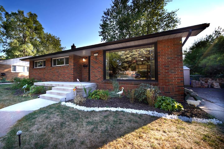 Modern Family Getaway| 4br Sleeps 10 |Big Backyard - Windsor, ON, Canada