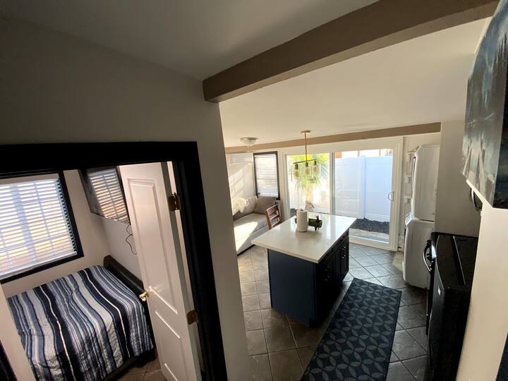 Cozy & Small 1 Bed W/bed-couch, Kitchen & Parking - Long Beach, CA