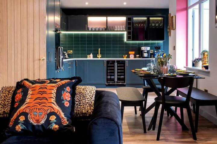 Ultimate Glam, Vintage Central Pad. Cool 70s Bar. - Poole