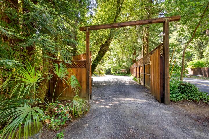 Cottage With Hot Tub And Creek - Guerneville, CA