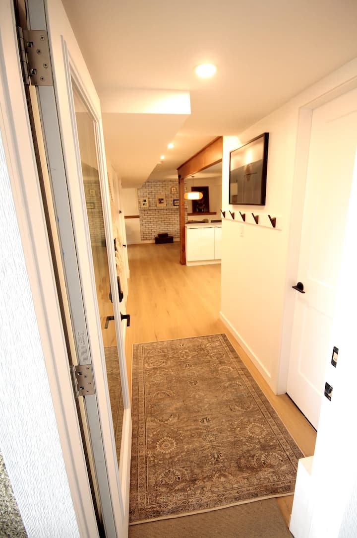 Spacious Modern Suite In Downtown Comox - Courtenay, BC, Canada