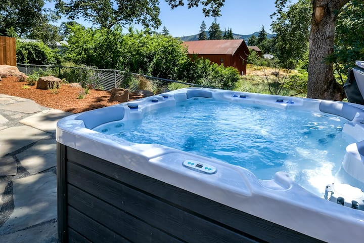 Casa Del Viento--hot Tub, Grill, Triple Ensuite! - White Salmon, WA