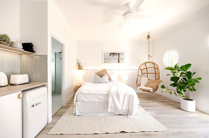 Coastal Luxe Suite  ~ The Noosa Coastal Collection - Noosaville