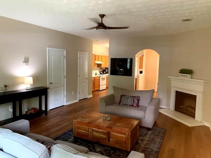 Cheerful College Park Townhouse - Atlanta, GA