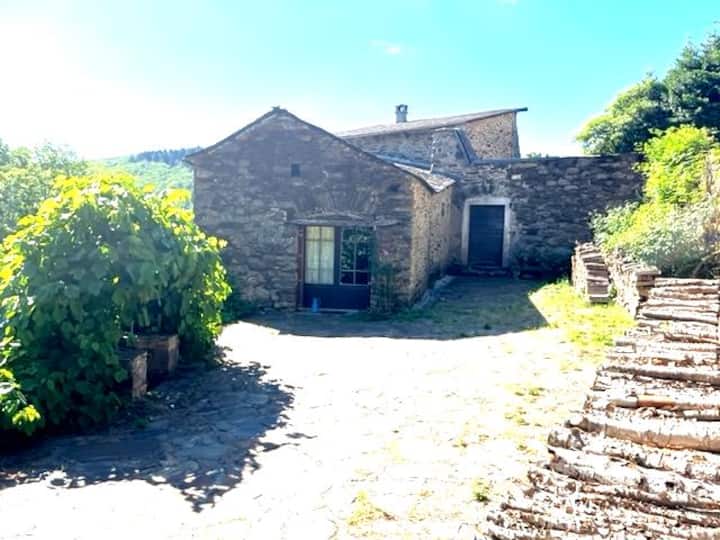 Maison En Pierre Isolée Dans Un Hameau Au Calme -