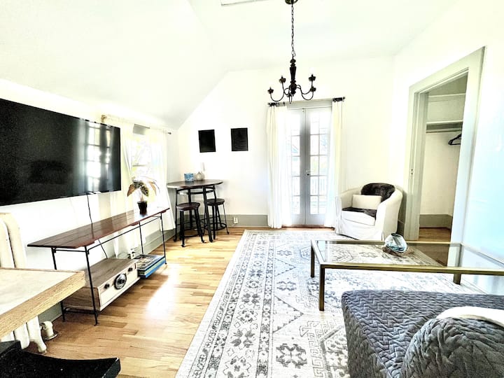 The Salish - King Bed Apartment In Historic Home - Tacoma, WA