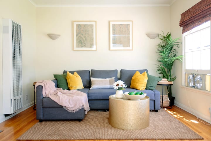 Charm And Cozy Lemon Cottage In Heart Of Pasadena - Pasadena, CA