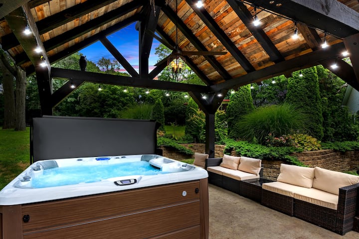 The Grandview Retreat. Elite 4 Bedroom & Hot Tub - Peoria, IL