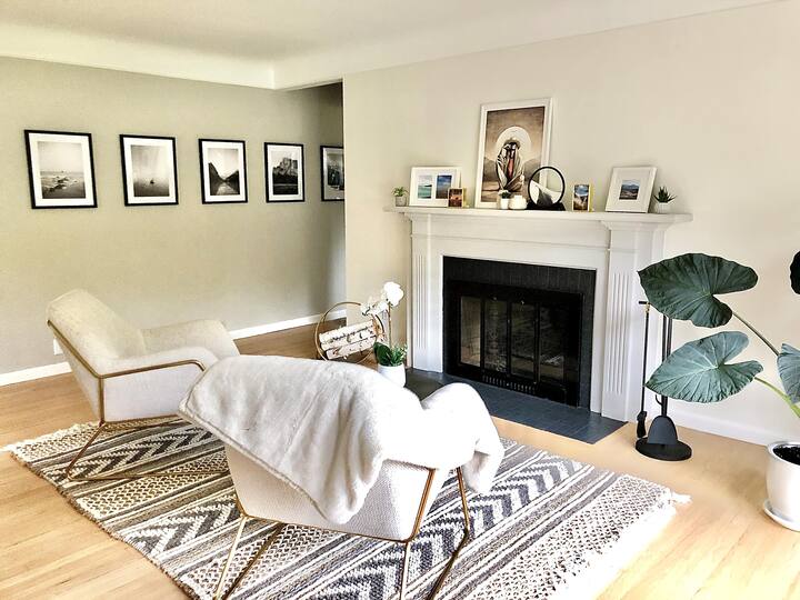 Stunning Design In Bright & Spacious Home! - Bloomfield Township, MI