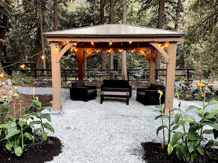 The Cozy Creekside Cottage - Hope