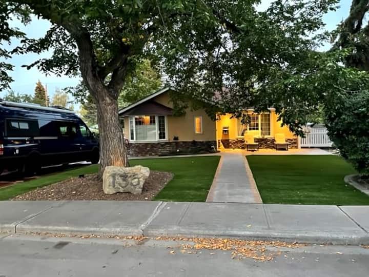 Adorable 1 Bedroom, 1 Bath, Kitchen, Full Laundry - Calgary