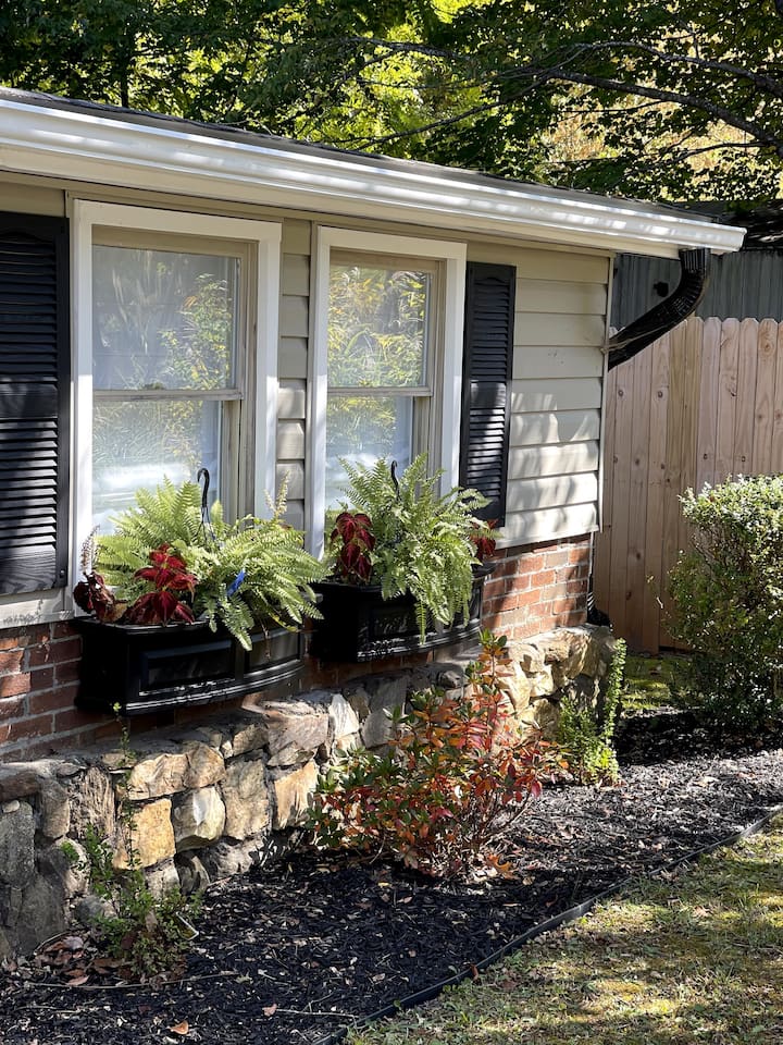 Power/water/wifi Back! - Swannanoa, NC