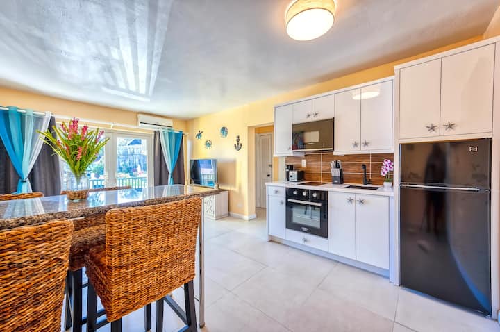 Apt-gym,beach,city,security,pool - Nassau