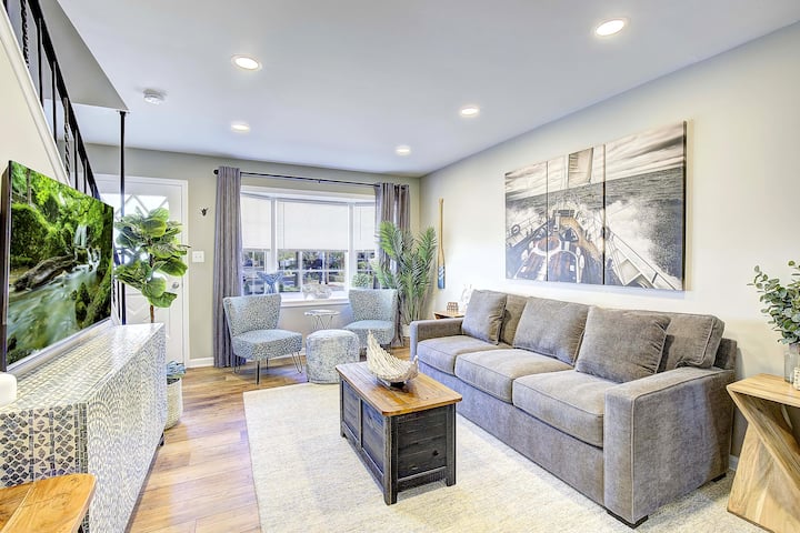 Cute Downtwn Townhouse *Onsite Parking* & Patio! - Annapolis, MD