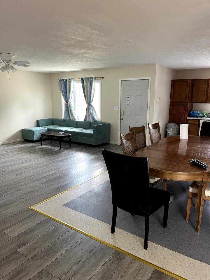 Best Place To Stay, 3 Bedrooms, 6 Queen Beds - Grand Island, NE