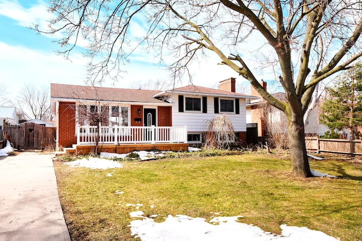 The Hanna Home- Inground Pool - Sarnia