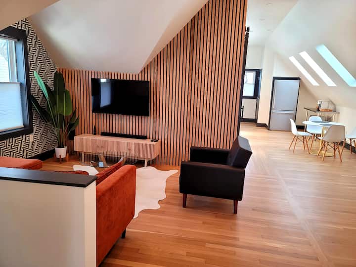 Top Floor Luxury Condo - Melrose, MA