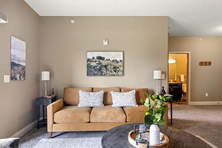 Inspiring & Calm Elevated Scenic View - West Des Moines, IA