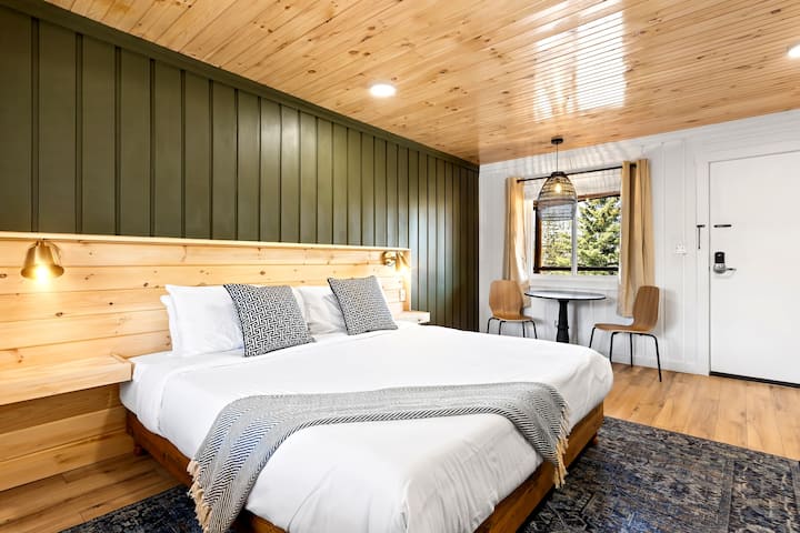 Standard Rm King Bed W Mountain View 2 Min Main St - Lake Placid, NY