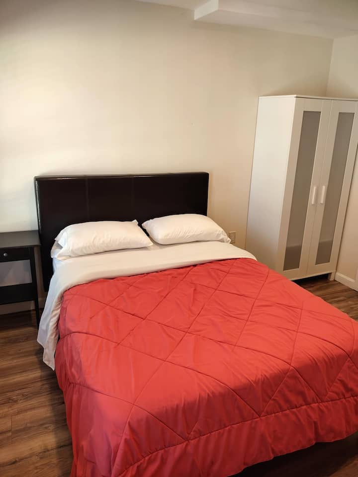 Private Bedroom Near Sullivan Sq & Assembly Row B1 - Somerville, MA