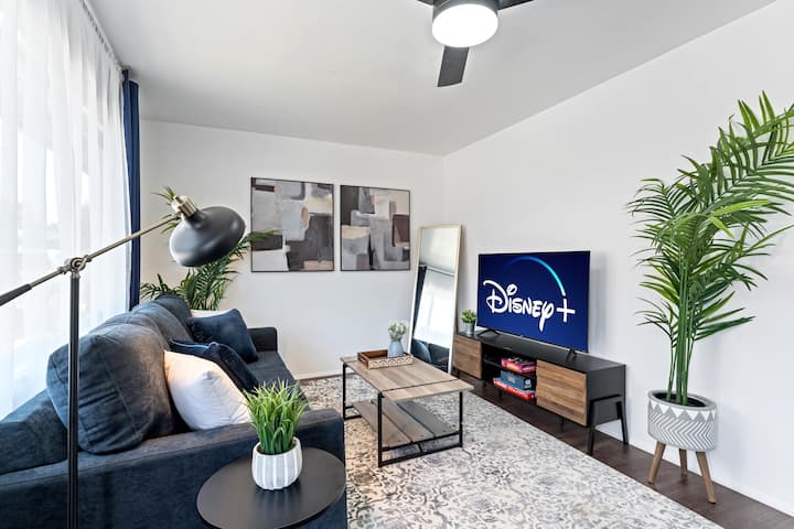 15min Disney! Gated, Central 2br - Santa Ana, CA