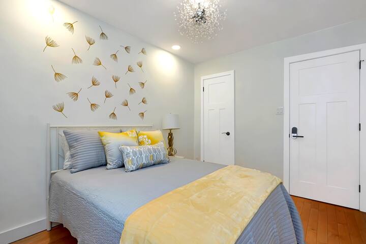 Mellow Yellow Private Bedroom - New York City