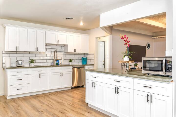Stylish 3-bedroom Getaway With Pool - Sacramento